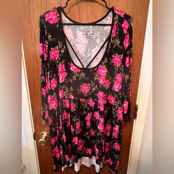torrid | Tops | Torrid Plus Size Black Pink Rose Top | Poshmark